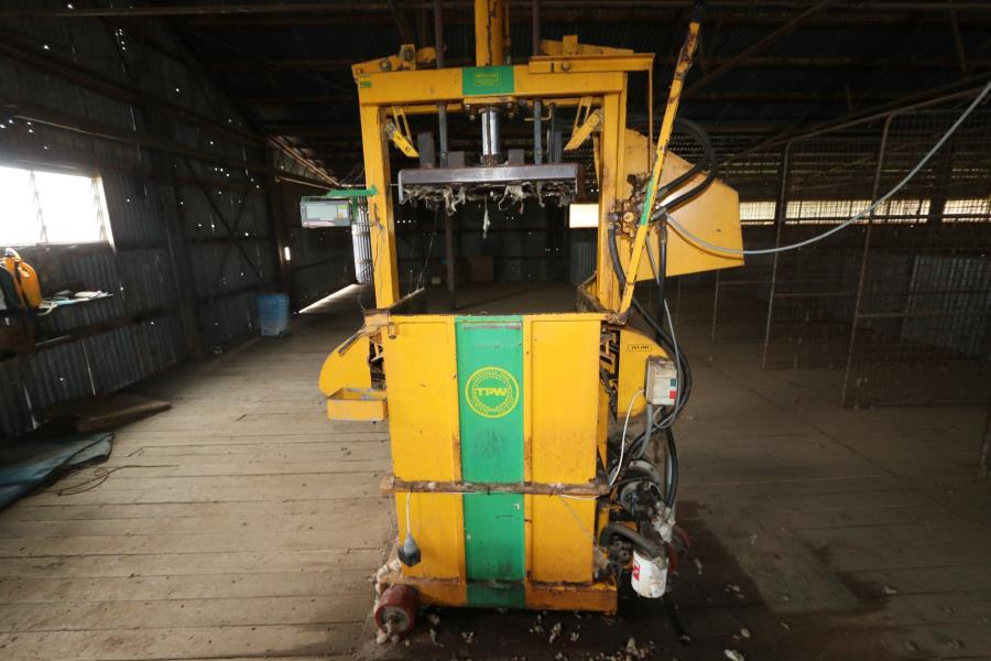 Lot 36 - TPW Hydraulic Wool Press | AuctionsPlus