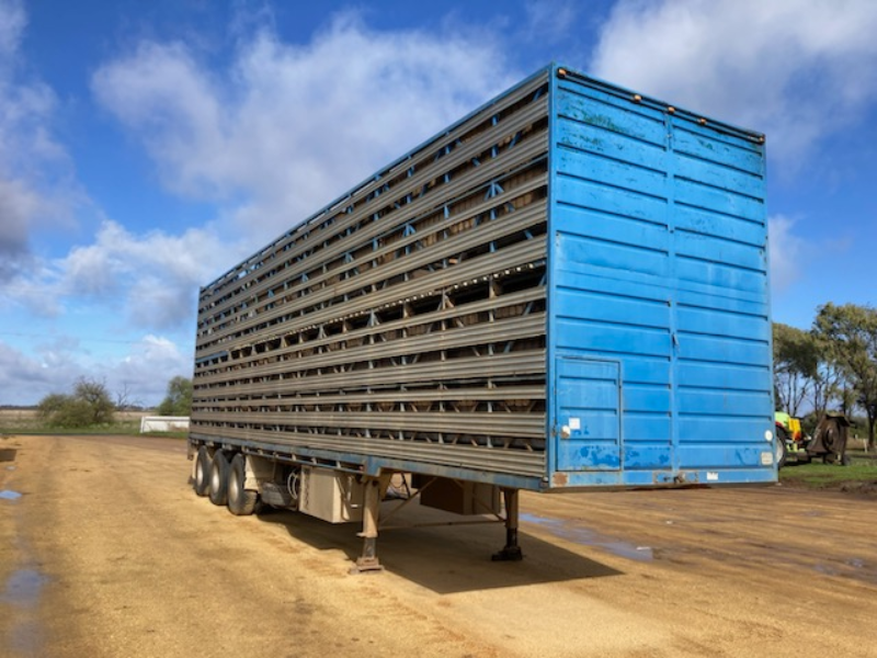Lot 26 - 4-deck Stock Crate, 45ft. | AuctionsPlus