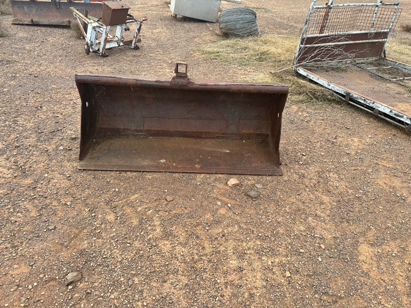 Lot 73 - GP BUCKET | AuctionsPlus