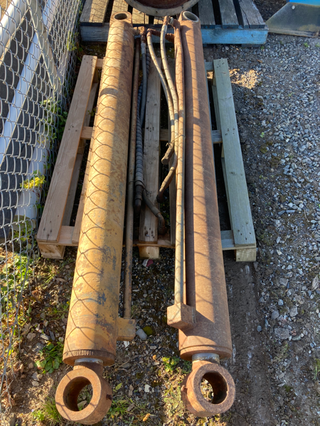 Lot 82 - HYDRAULIC RAMS | AuctionsPlus