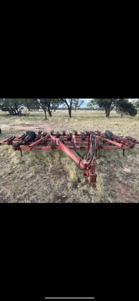 Lot 23 - International Scarifier | AuctionsPlus
