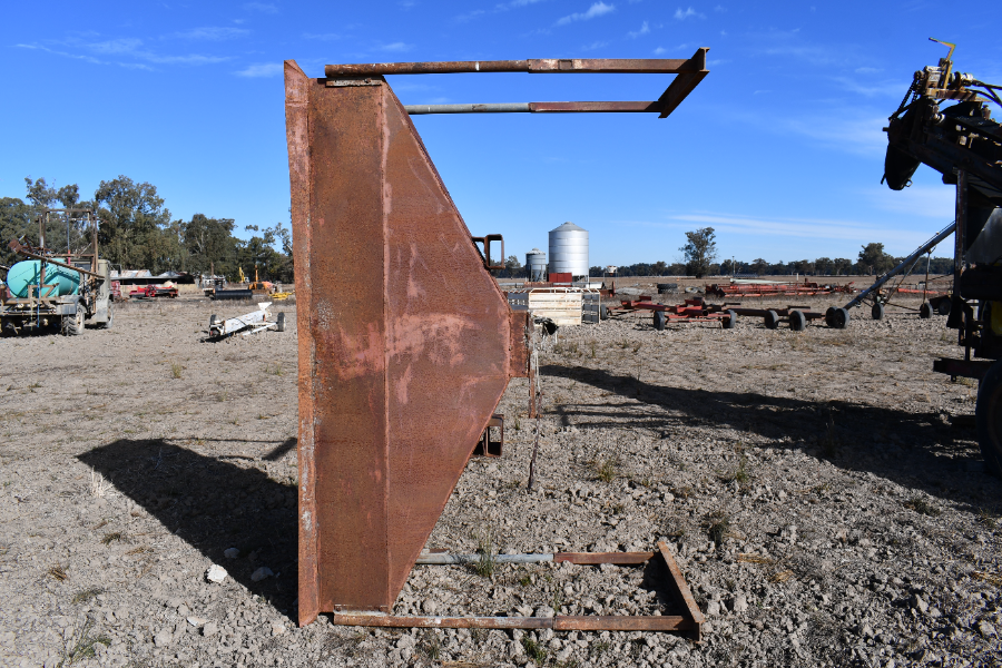Lot 52 - Hopper for emptying FEL bucket | AuctionsPlus
