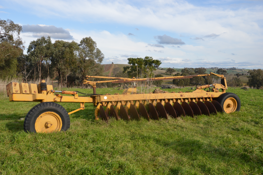Lot 136 - Chamberlain 1 way Disc Plow | AuctionsPlus