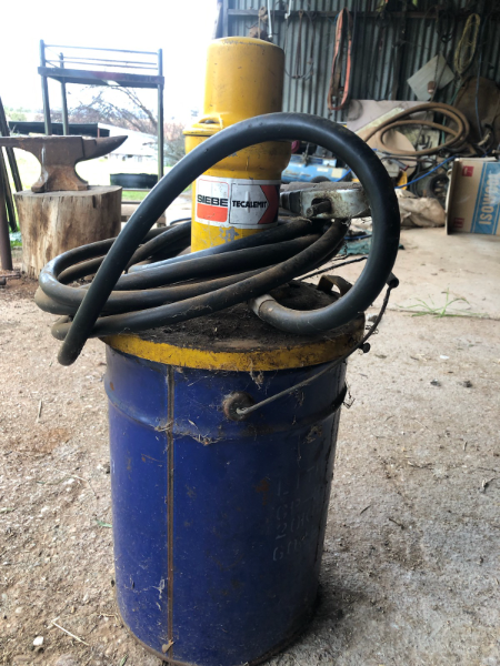 Lot 109 - Air compressor grease gun | AuctionsPlus