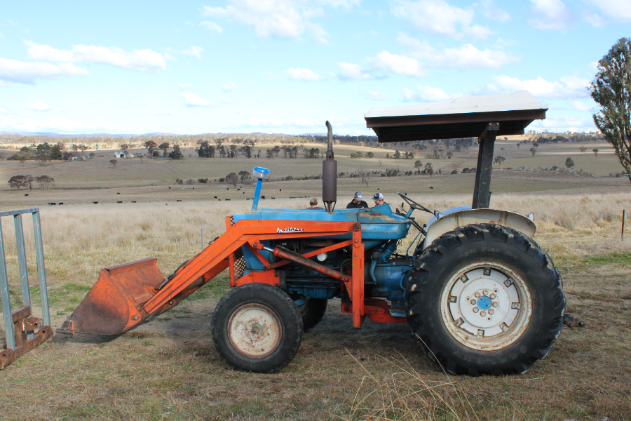 Lot 58 - FORD 5000 TRACTOR & CHALLENGE FRONT-END LOADER WITH BUCKET AND ...