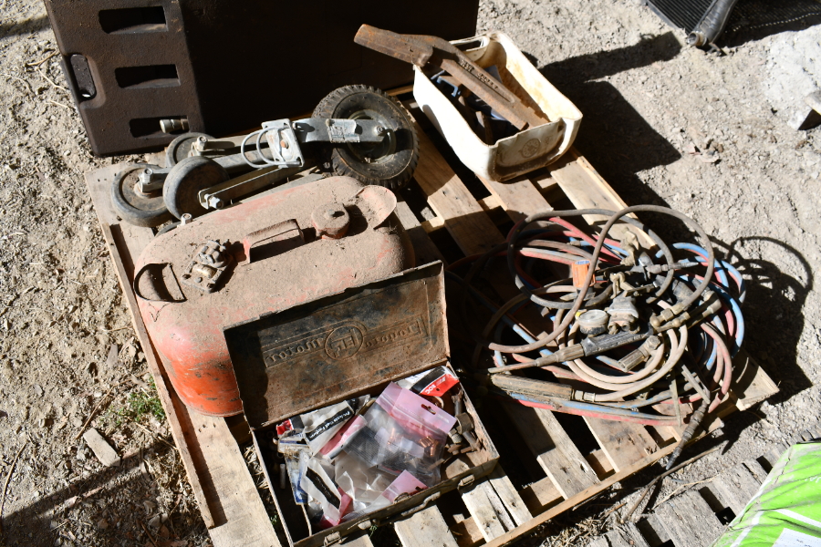 Lot 208 - Oxy-acetylene gear, ripper/bucket teeth | AuctionsPlus