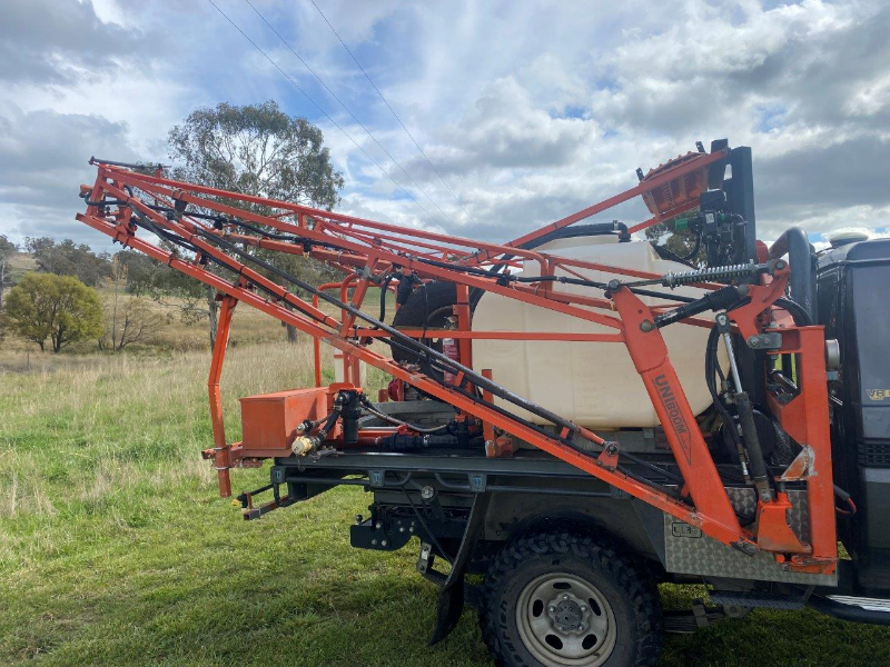 Lot 1 - UNIBOOM 1000L UTE BACK SPRAY UNIT | AuctionsPlus