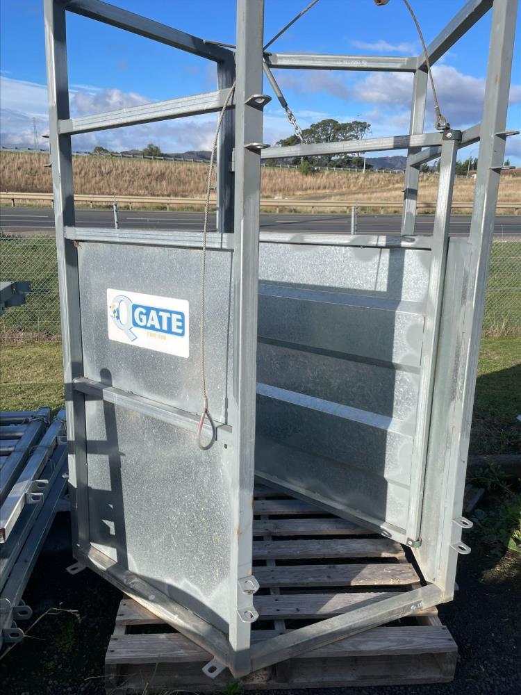 Lot 1 - Arrowquip Q-Gate Two Way Directional Gate | AuctionsPlus