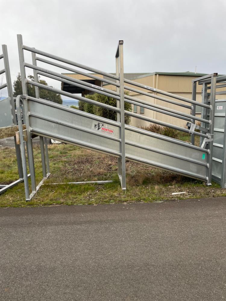 Lot 5 - Norton Cattle Loading Ramp Standard | AuctionsPlus
