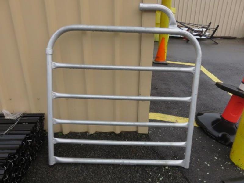 Lot 22 - Cyclone Sheep Yard Drafting Gate Single 1.0m | AuctionsPlus