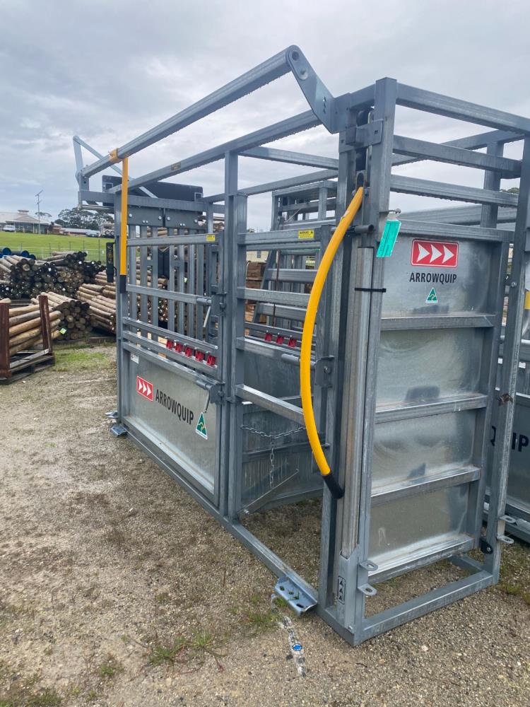 Lot 37 - Arrowquip Vet Crush Cow Catcher 4700 Series | AuctionsPlus