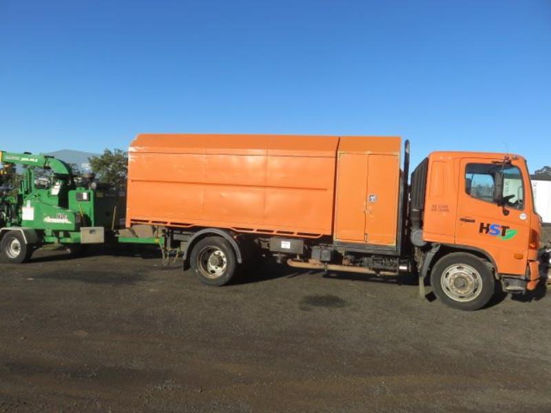 Lot 80 - Hino GD1J Tipper Truck & Bandit Intimidator 1090XP Chipper ...