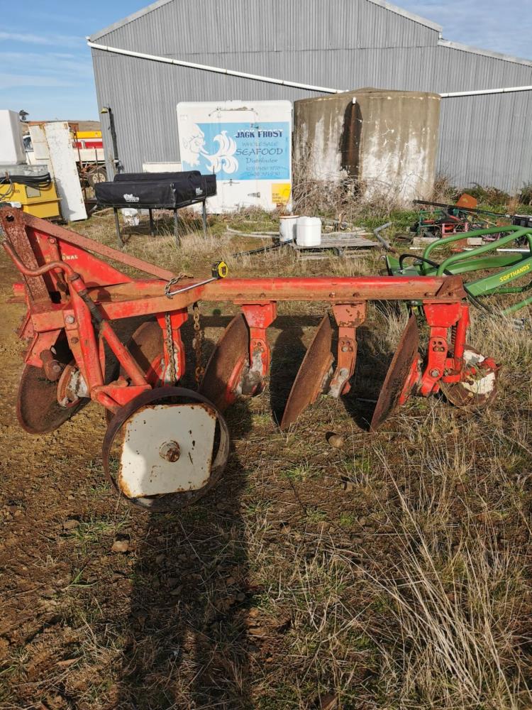 Lot 89 - International 5 Disc Plough | AuctionsPlus