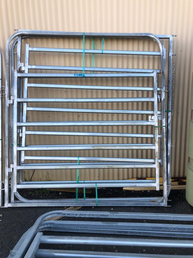 Lot 90 - Arrowquip C-Line Gate 6 Bar 2.1 60 x 30 2.2h | AuctionsPlus