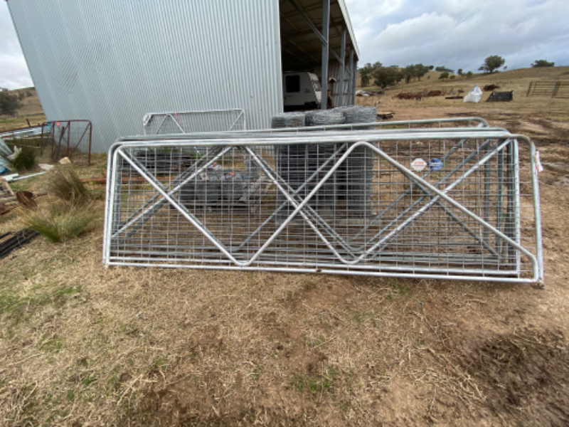 Lot 65 - 6 x cyclone 12 ft gates | AuctionsPlus