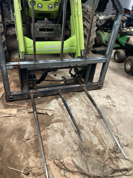 Lot 27 - Hay forks | AuctionsPlus