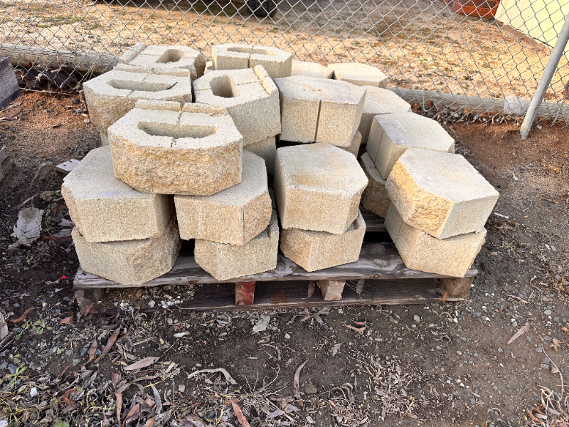 Lot 77 - Pallet of Garden Edging Bricks | AuctionsPlus