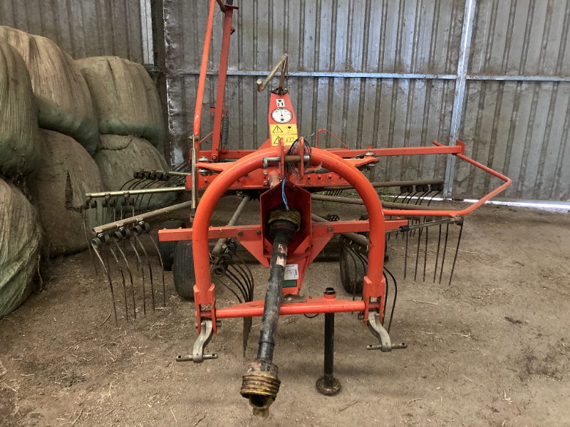 Lot 46 - 'MASSEY FERGUSON' ROTATING RAKE | AuctionsPlus
