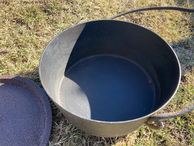 Lot 208 - 'METTERS' CAMP OVEN | AuctionsPlus