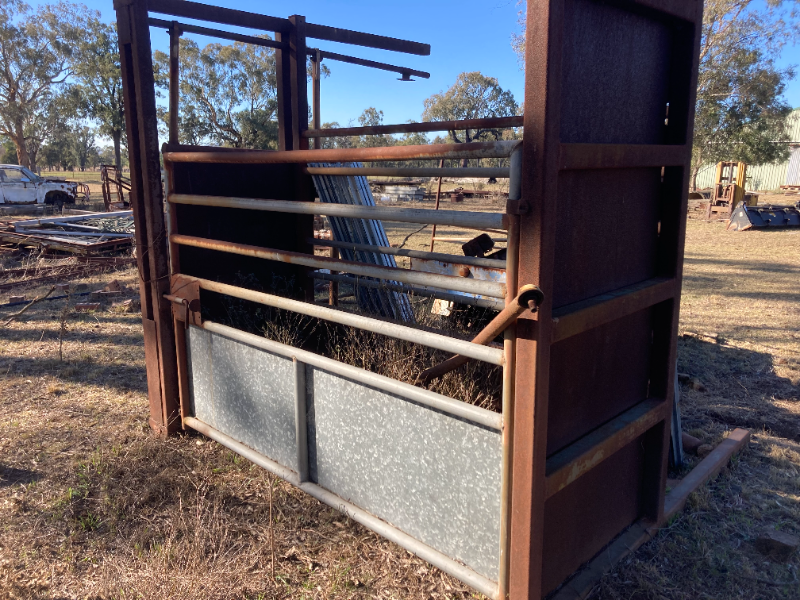 Lot 118 - BUCKING CHUTE | AuctionsPlus
