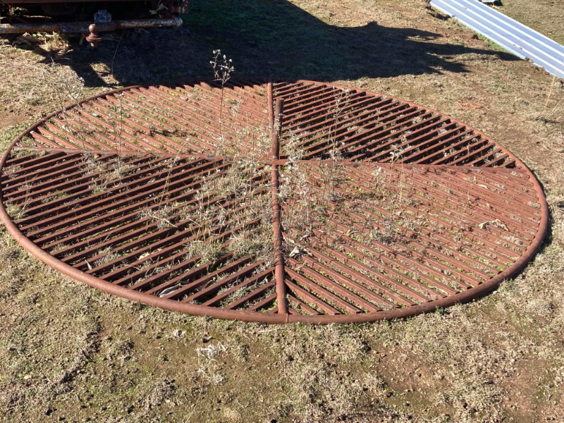 Lot 128 - ROUND WOOL TABLE | AuctionsPlus