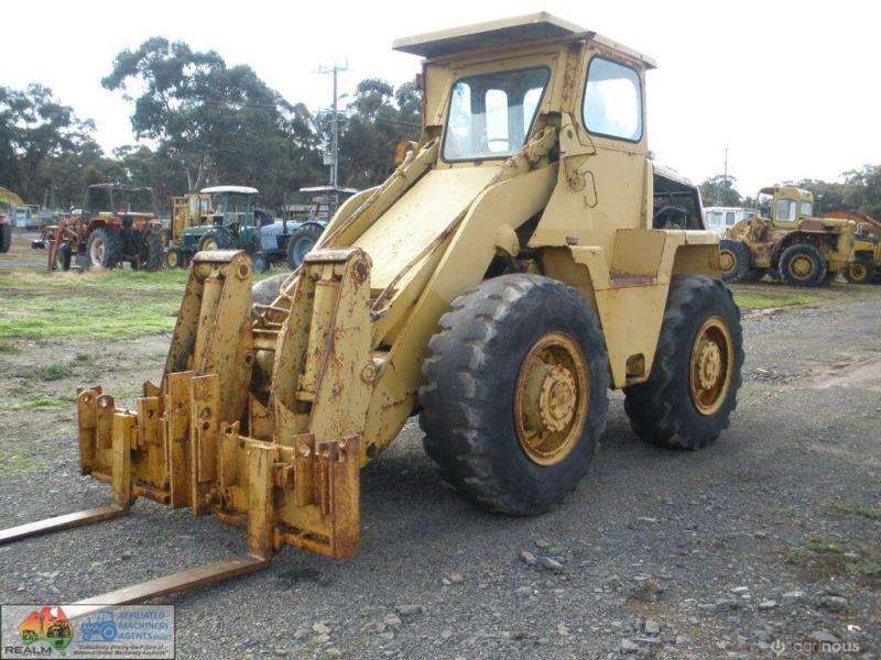 Lot 15 - 1963 Clark 4×4 Loader with Forks | AuctionsPlus