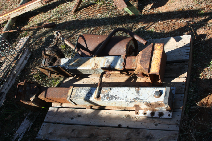 Lot 71 - Truck Trailer legs | AuctionsPlus