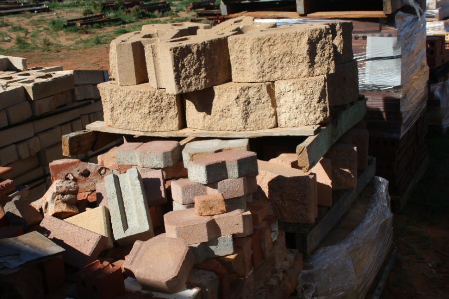 Lot 84 - Retainer wall and various bricks | AuctionsPlus