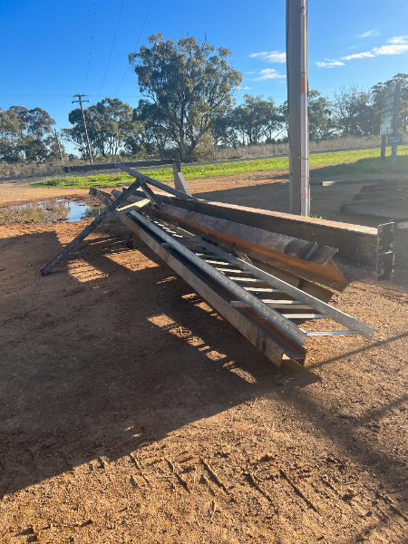 Lot 39 - 4x9m long steel beams and mesh | AuctionsPlus