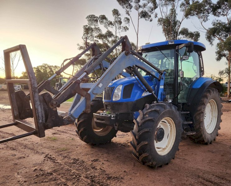 Lot 14 - 2005 New Holland TS110A Tractor with FEL | AuctionsPlus