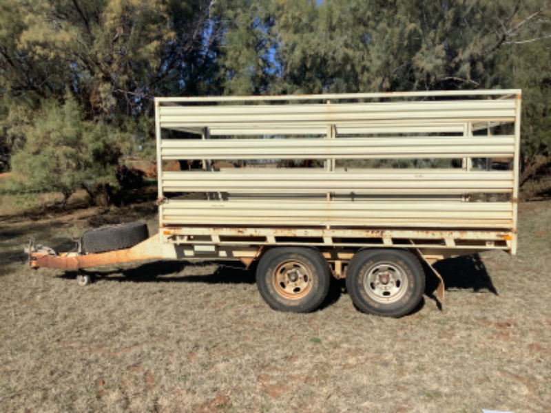 Lot 122 - Bogie trailer | AuctionsPlus