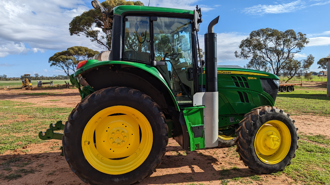Lot 15 - John Deere 6125M Cab tractor | AuctionsPlus