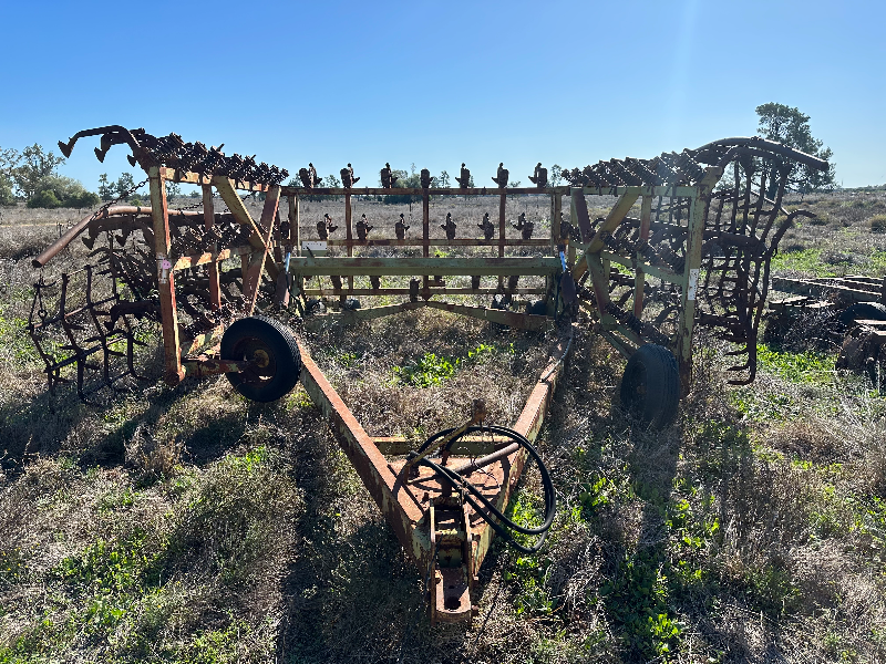 Lot 33 - All farm chisel plow. | AuctionsPlus