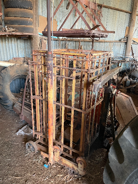 Lot 64 - Manual hydraulic wool press | AuctionsPlus