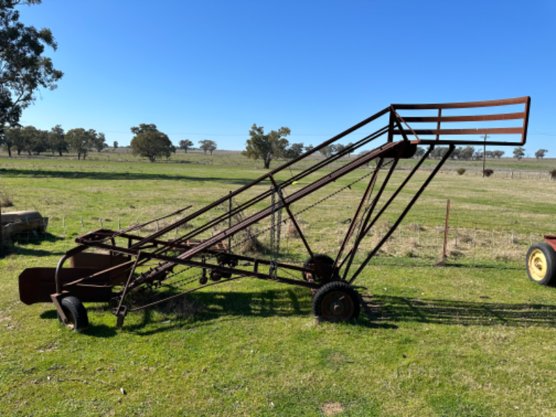 Lot 10 - Hay Bale Lifter | AuctionsPlus