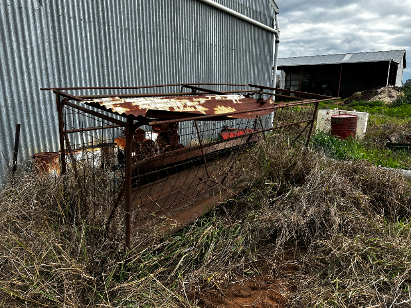Lot 72 - V-Hay Feeder | AuctionsPlus