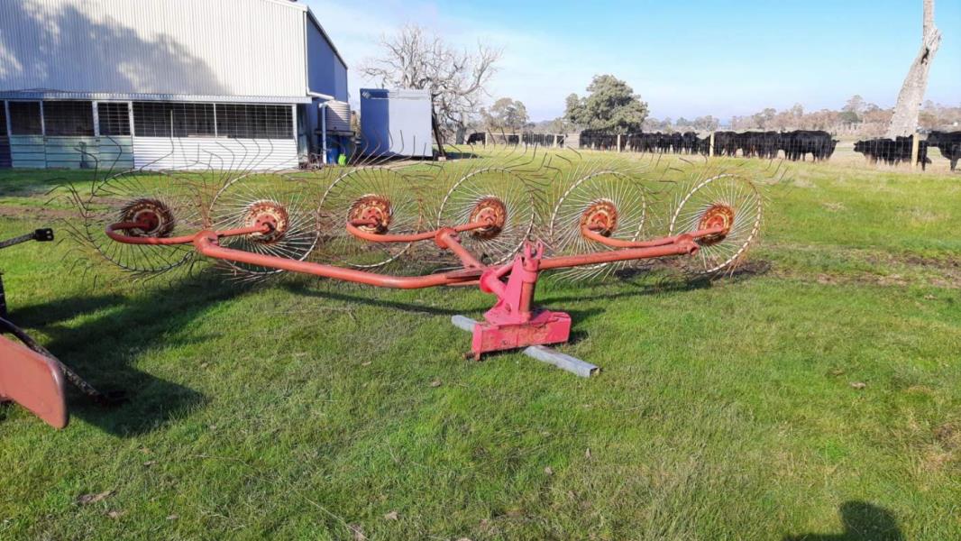 Lot 17 - 6 WHEEL HAY RAKE | AuctionsPlus