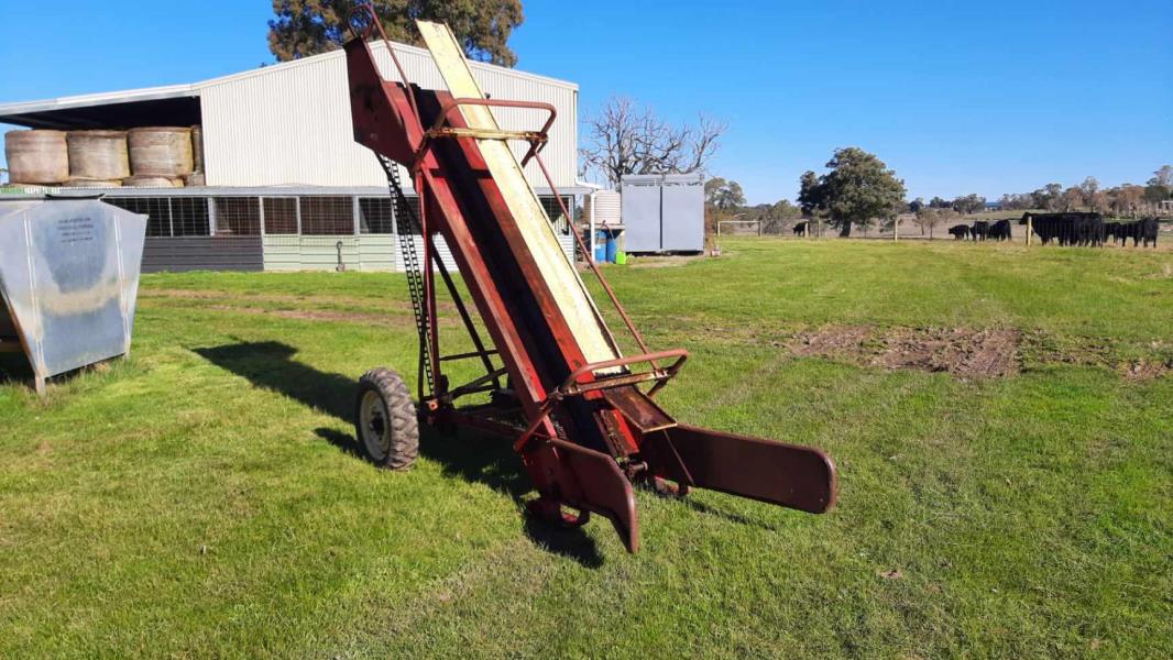 Lot 28 - NEW HOLLAND SMALL BALE PADDOCK ELEVATOR | AuctionsPlus