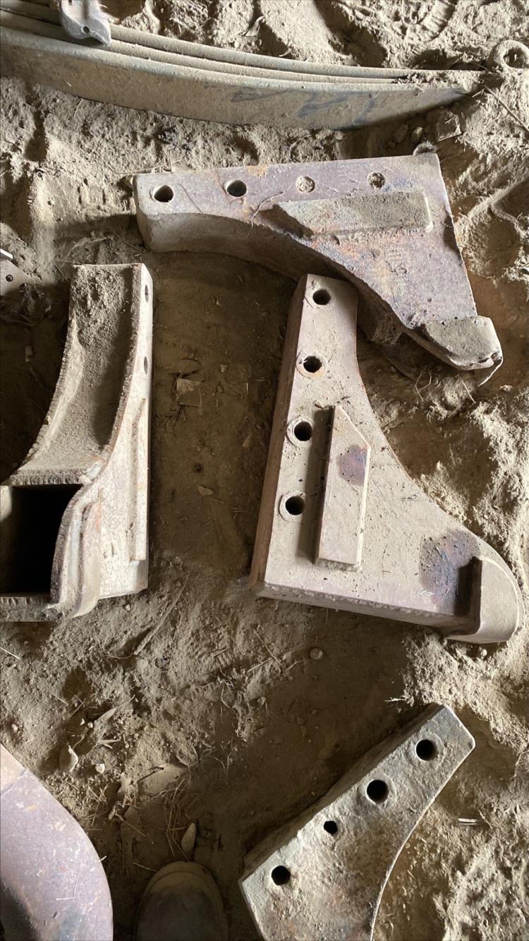 Lot 100 - Log Chocks | AuctionsPlus