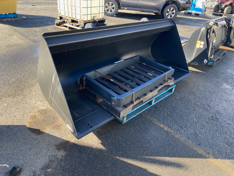 Lot 125 - New JCB telehandler bucket & forks | AuctionsPlus