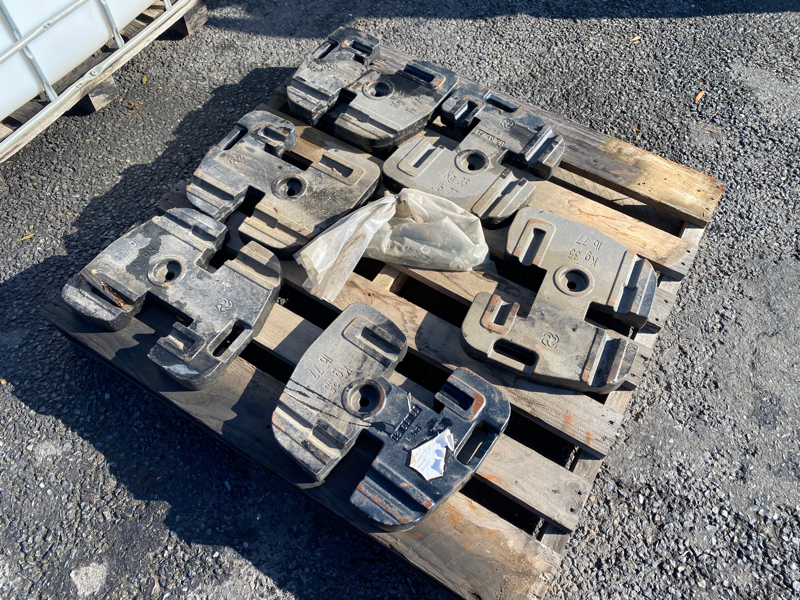 Lot 131 - New 35kg/77lb tractor front weight | AuctionsPlus