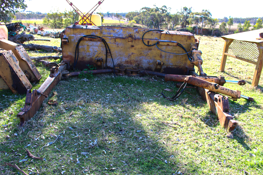 Lot 4 - Straight Tilt Dozer Blade plus Lift Rams | AuctionsPlus