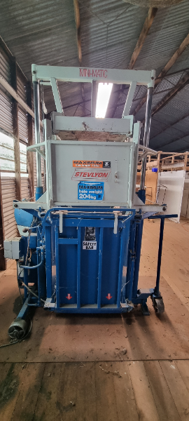 Lot 21 - Stevlyon Mini-Matic Wool Press | AuctionsPlus