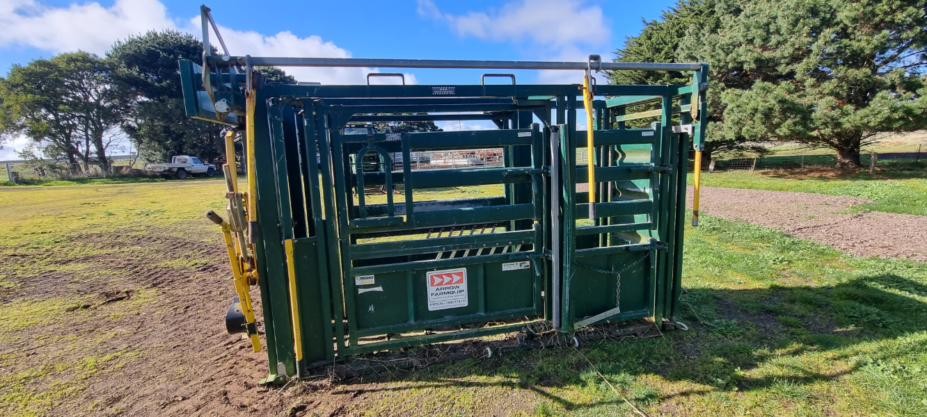Lot 22 - Arrow Farmquip Catch 6300 Cattle Crush | AuctionsPlus
