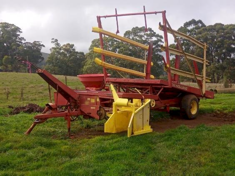 Lot 40 - New Holland 1012 PTO trailing Stackliner | AuctionsPlus