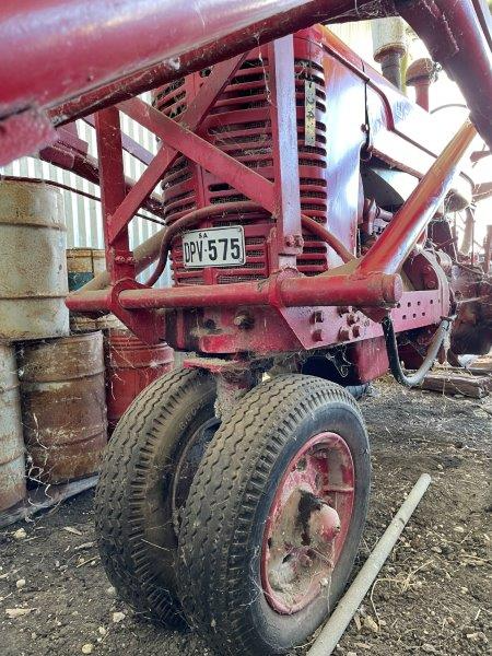 Lot 24 - International Farmall | AuctionsPlus