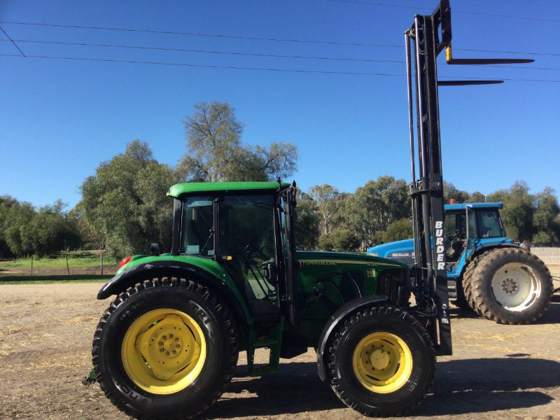 Lot 6 - JOHN DEERE 6120 Tractor with quick detach 6 metre BURDER ...