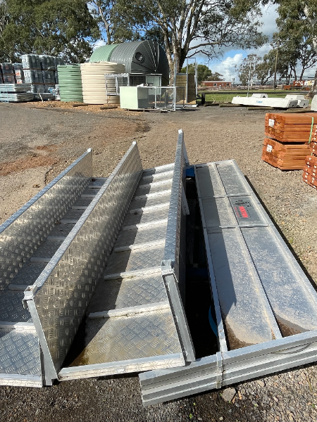 Lot 47 - SHEEP LOADING RAMP PORTABLE 3.0M NORTGATE | AuctionsPlus