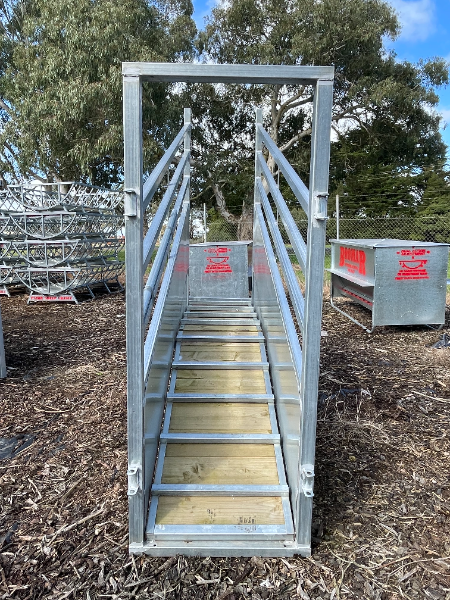 Lot 46 - RAMP CATTLE ADJ LOADING 3.5M LR35AKD ARROW | AuctionsPlus