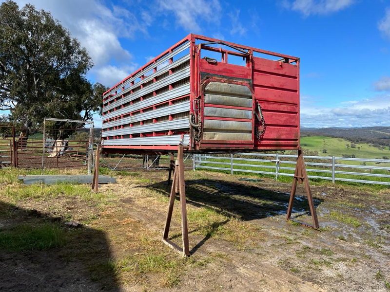 Lot 4 - 20ft Duncan 2/1 Stock Crate | AuctionsPlus